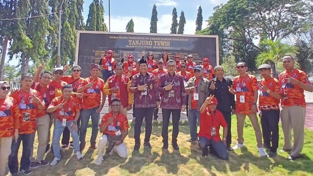 Herwin Yatim dan Heppy Manopo Tabur Bunga di Makam Pahlawan untuk ...